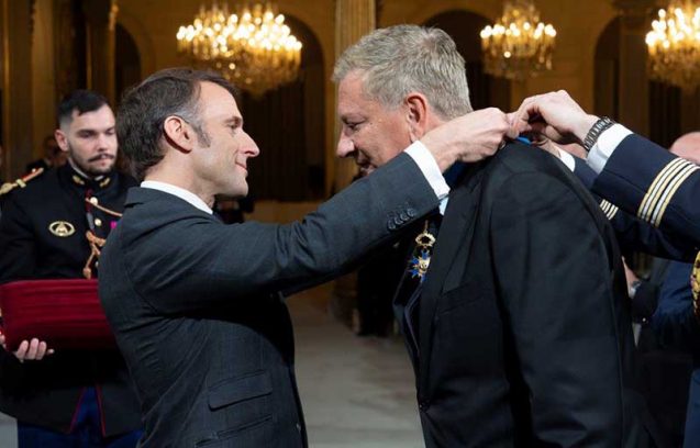 Le Haut-commissaire Éric Spitz décoré par Emmanuel Macron - Radio1 Tahiti