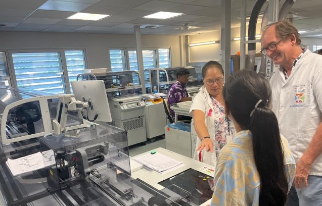 Au labo du CHPF, la « révolution » de l’automatisation - Radio1 Tahiti